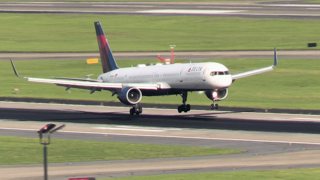 DO THEY NEED MORE PRACTICE? Delta 757-300 Lands on Atlanta Runway 26R ...