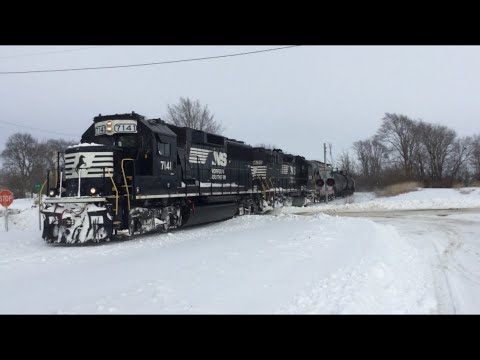 NS 7141 (GP60) and 5635 (GP38-2) lead the NS B11 through Lostant, IL 02/17/21 - YouTube