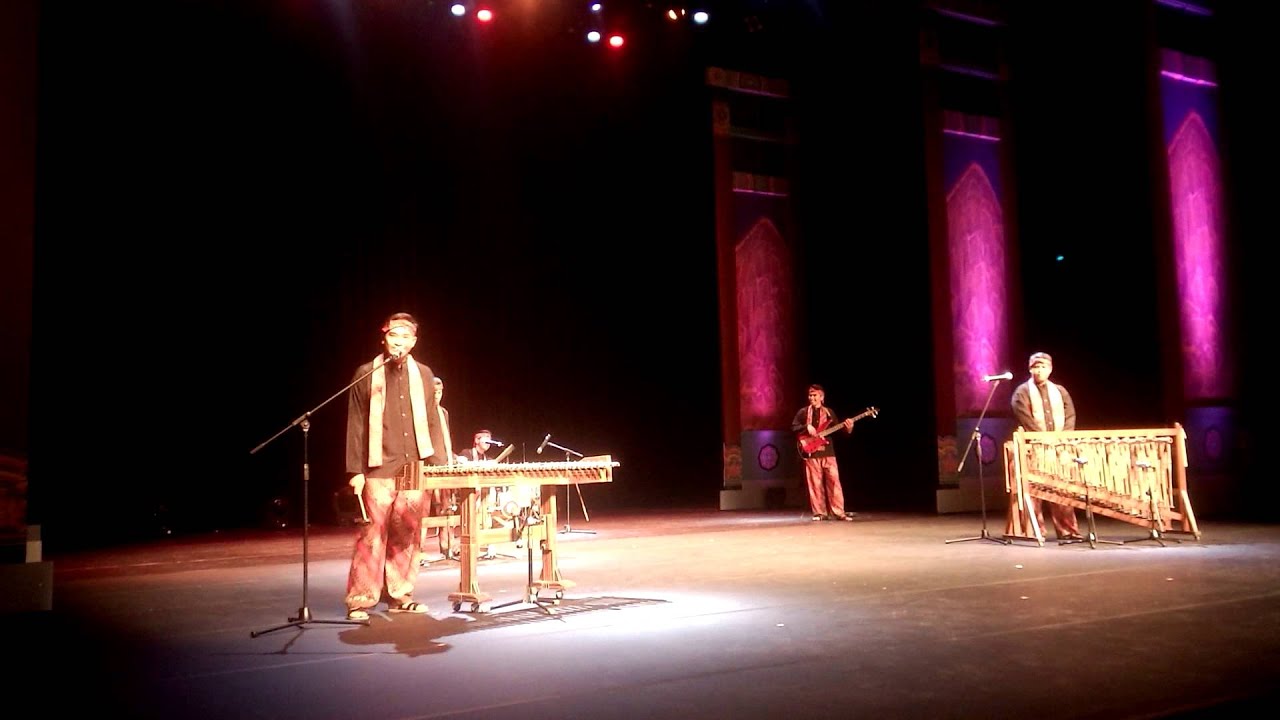 Indonesian Angklung Performance - Es Lilin - YouTube