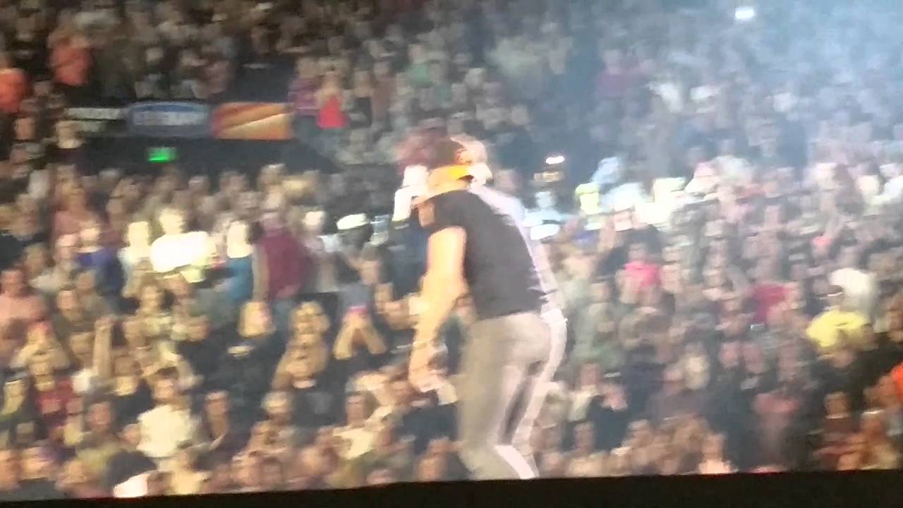 Luke Bryan wears Orioles Hat in Baltimore - YouTube
