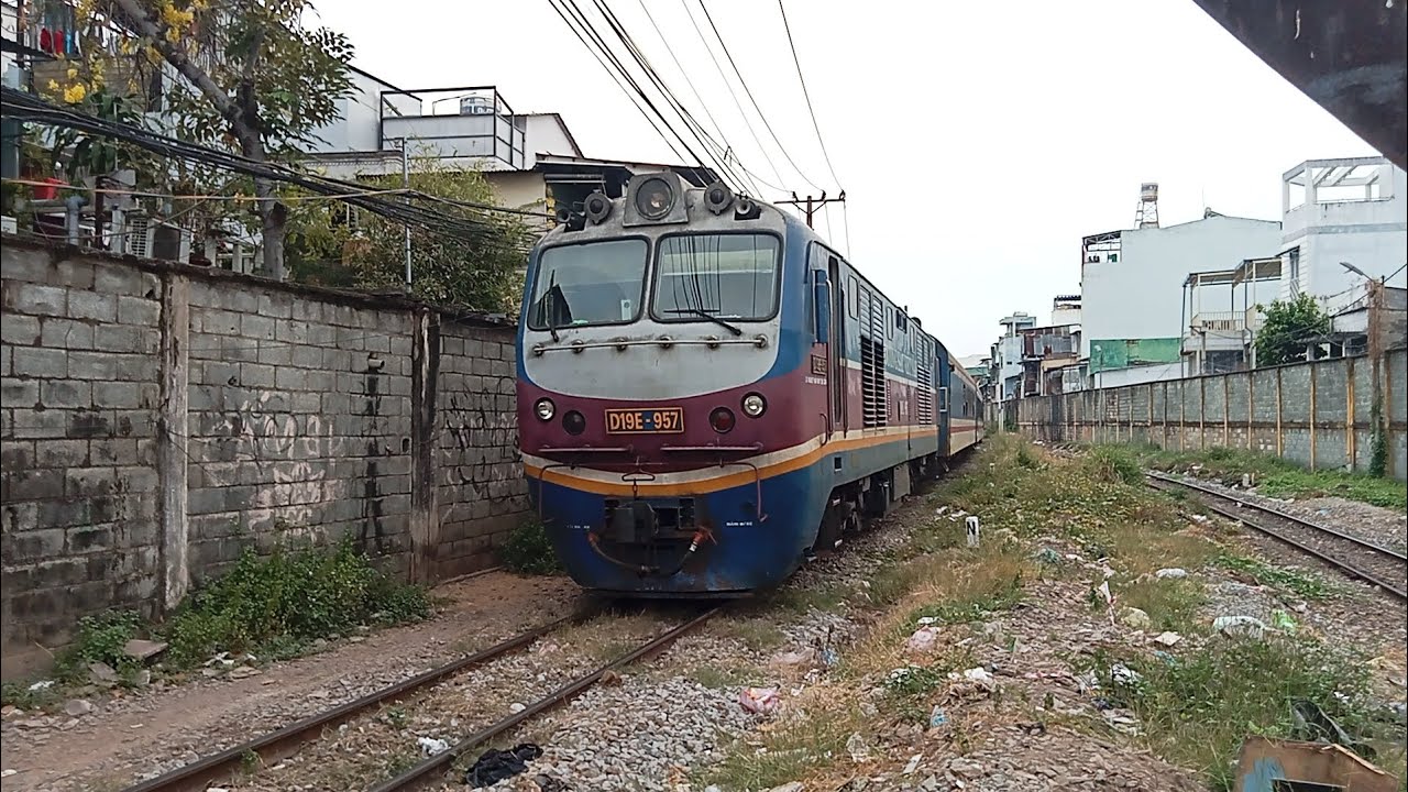 [218 - TÀU TẾT 2024] D19E 957 kéo tàu SE6 rời ga Sài Gòn (9:23 - 5/2 ...