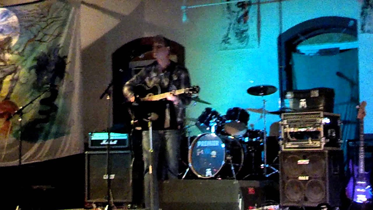 David Hillis performing "Hey ya" cover at Roswood - YouTube
