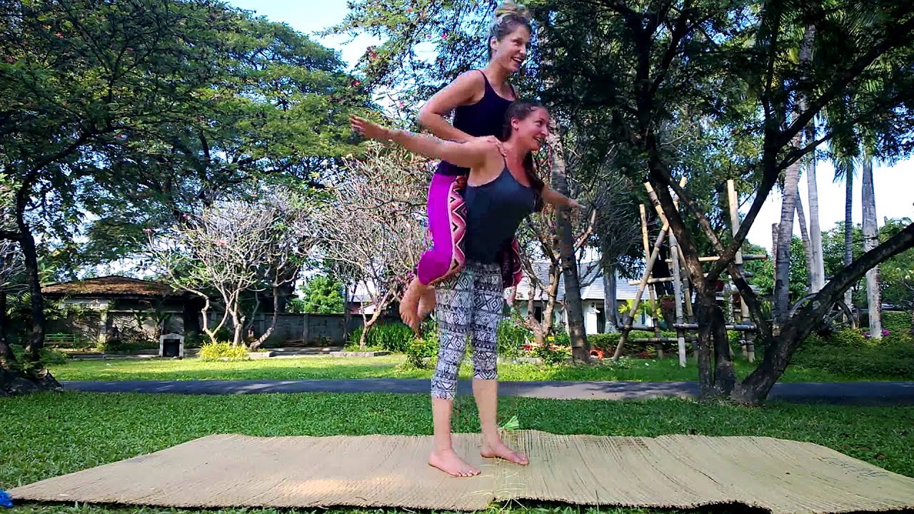 Squats in piggy back - YouTube