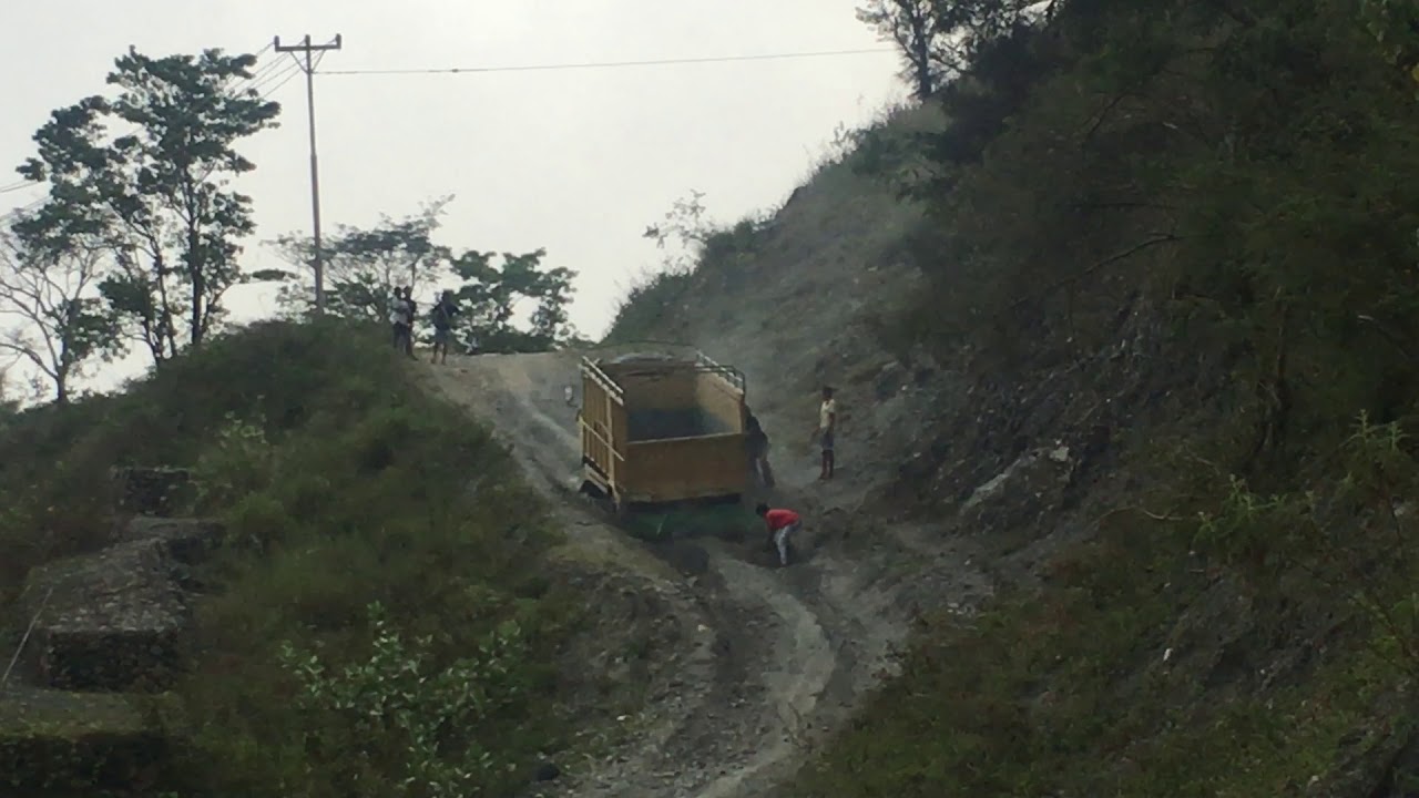 Timor-Leste - Camião a Subir Estrada - YouTube