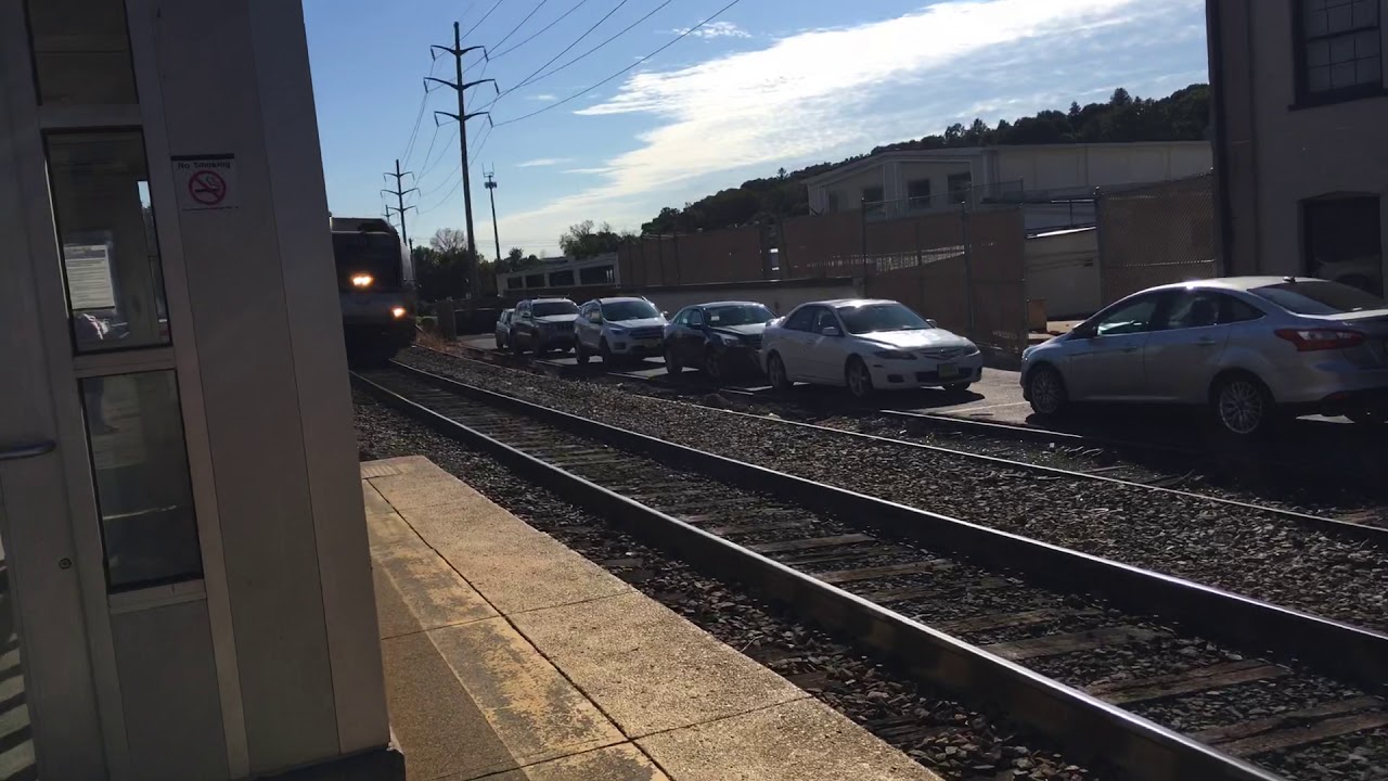 NJTransit (Pascack Valley Line)#2115 ALP45DP-4527 Arrives @ Pearl River ...