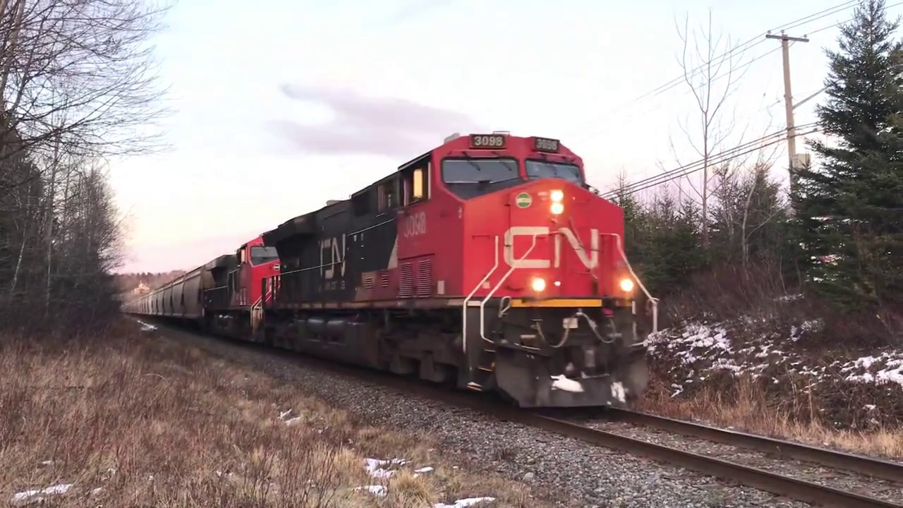 SUNSET! CN ET44AC 3098 Leading CN 406 West At KPark Crossing! - YouTube
