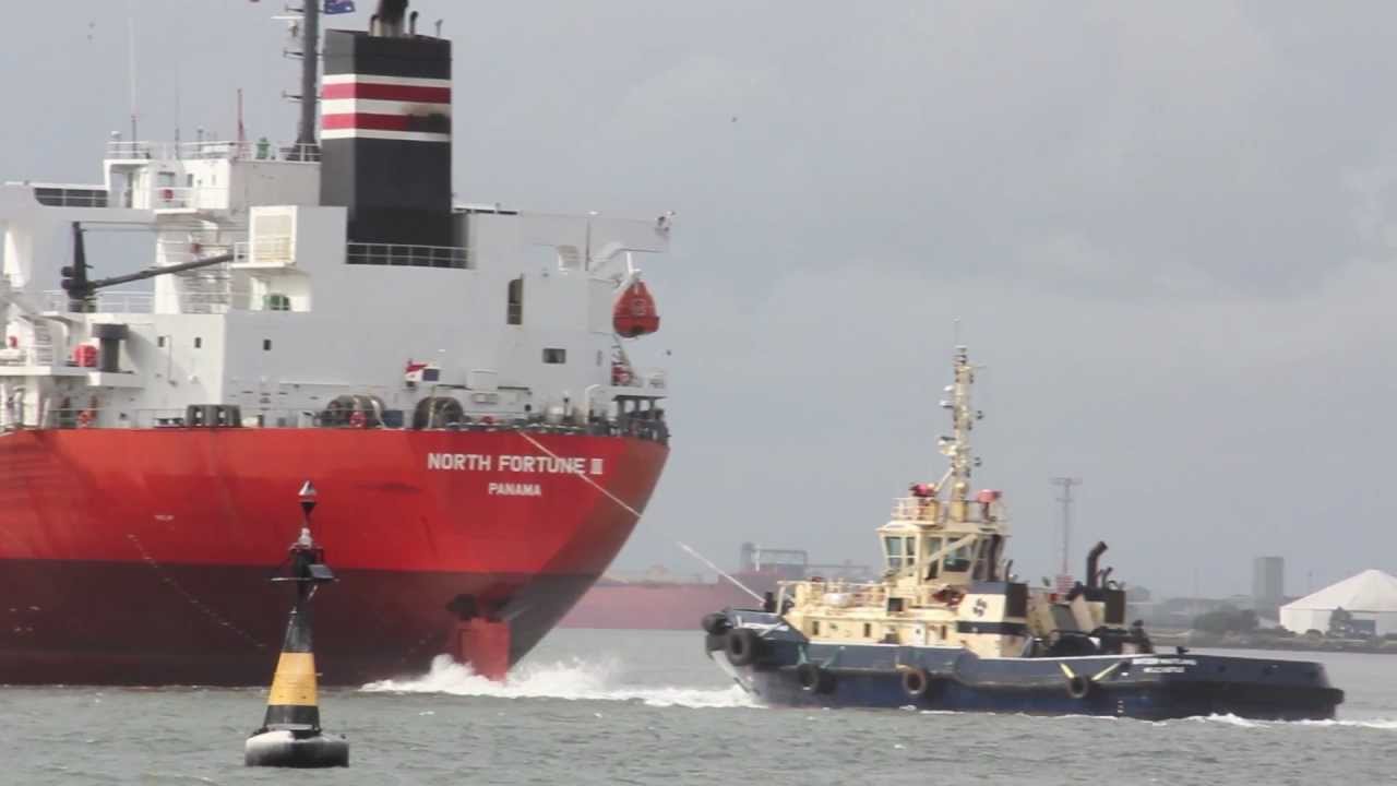 Large bulk carrier (ship) enters port - North Fortune III Panama - YouTube