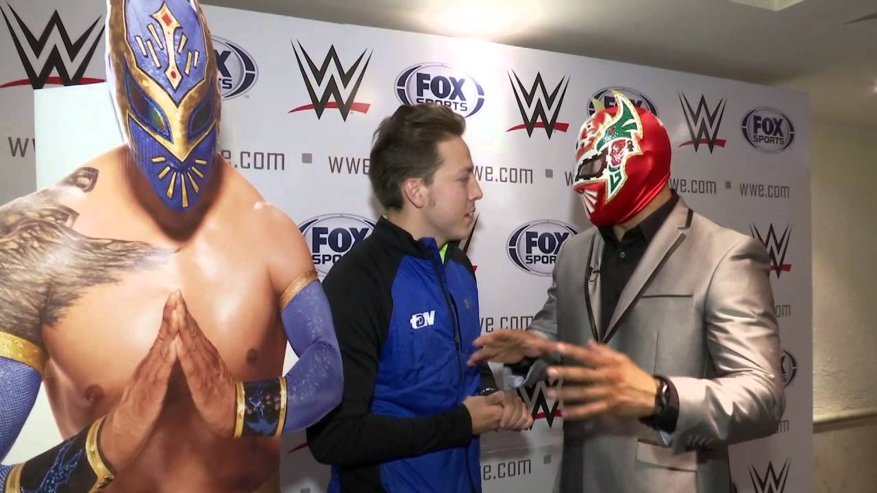 Xavier Sol entrevista al luchador Sin Cara - YouTube
