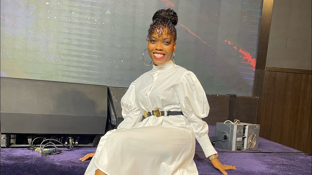 Black bird - The Beatles cover by Bella Raee - YouTube