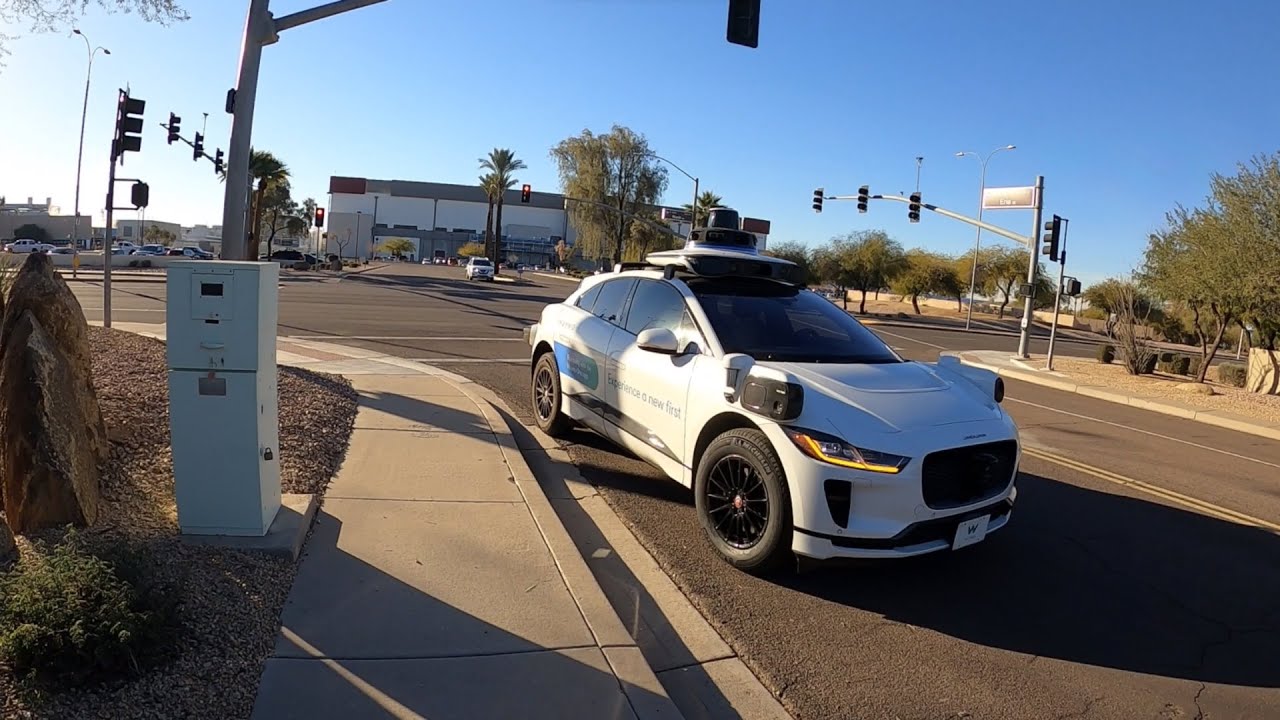 Self-driving car [Waymo] in Chandler AZ, USA / 自動運転タクシー[Waymo(ウェイモ ...