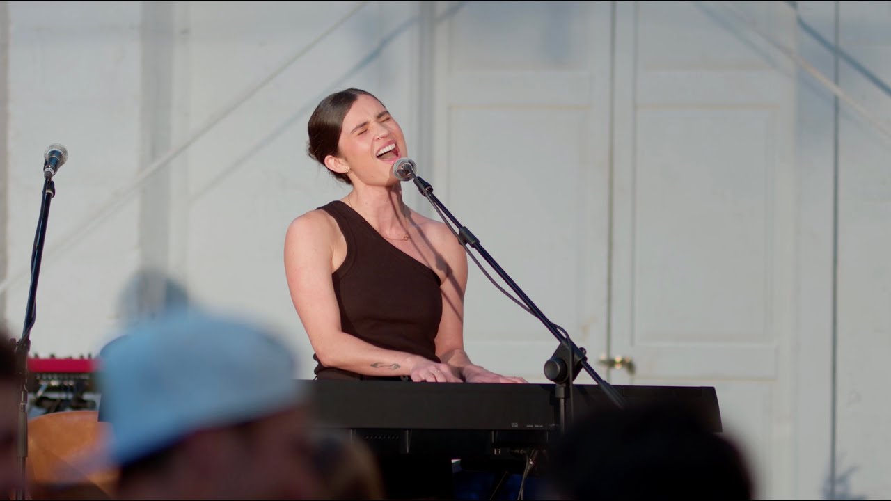 Avya - In Love With Broken (Live Performance) - YouTube