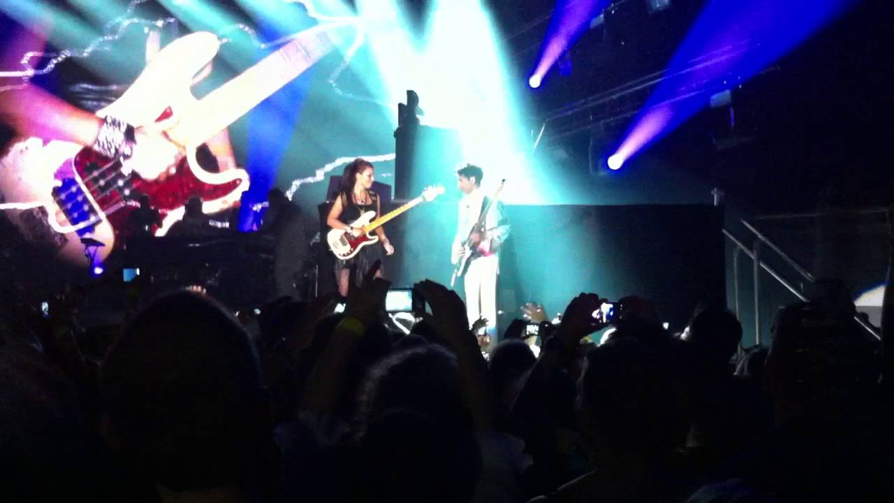 Prince guitar-battles his bassist Ida Nielsen - YouTube
