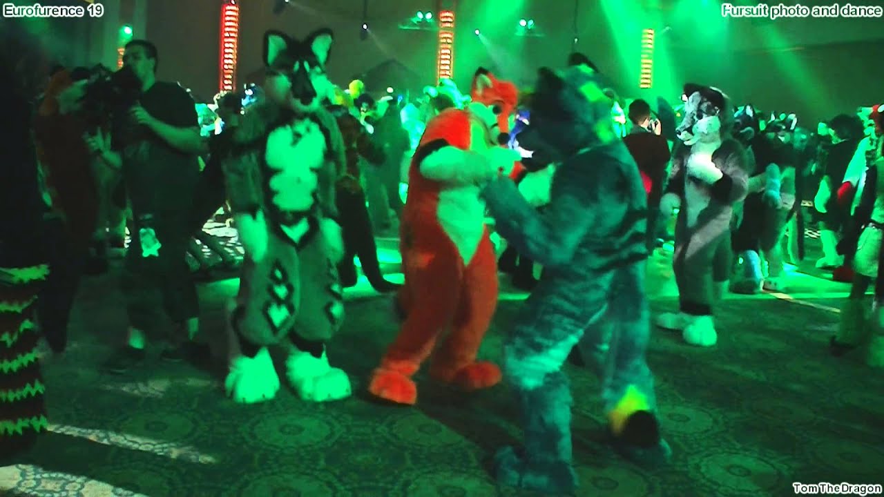 Eurofurence 19 - Fursuit photo and dance - YouTube