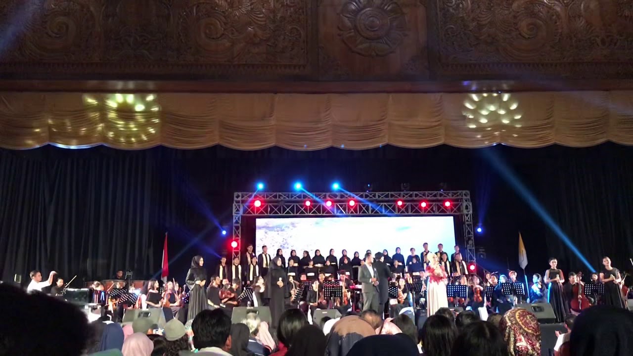 Lestari Alamku with @GMCO on 70 Tahun UGM - YouTube