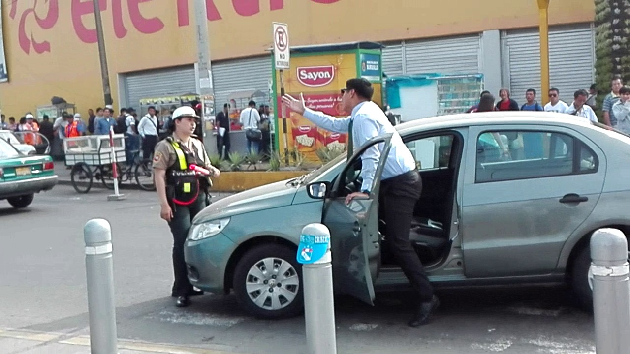 Conductor Imprudente casi atropella a policia(concecuencias) - YouTube