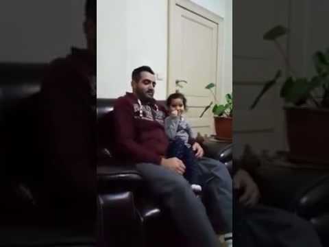 Quran Oxuyarkən Atasına Səhv Tutan Uşaq