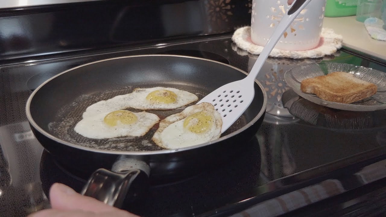 ASMR Fried Eggs and Toast in 4K - YouTube