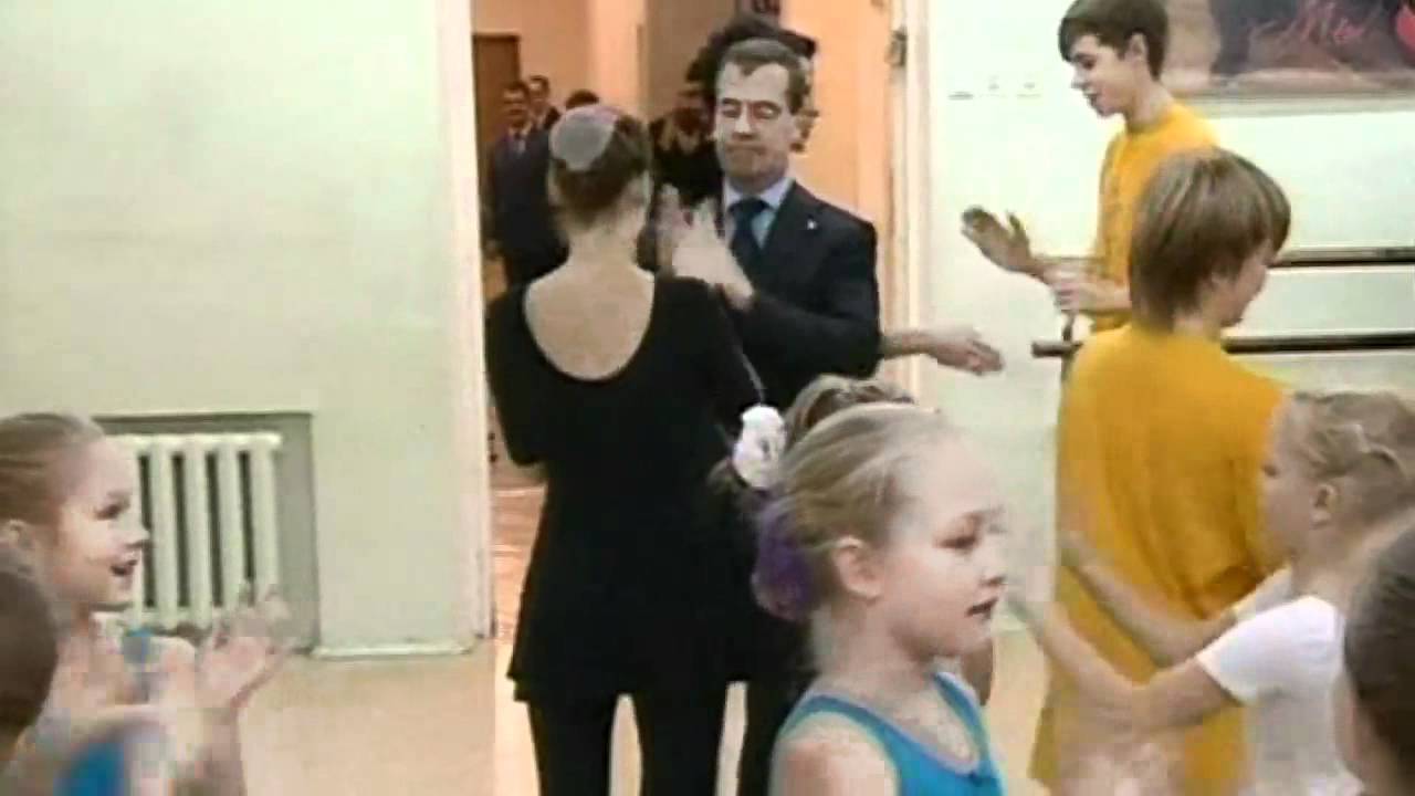 Russian President Dmitry Medvedev dances awkwardly - YouTube