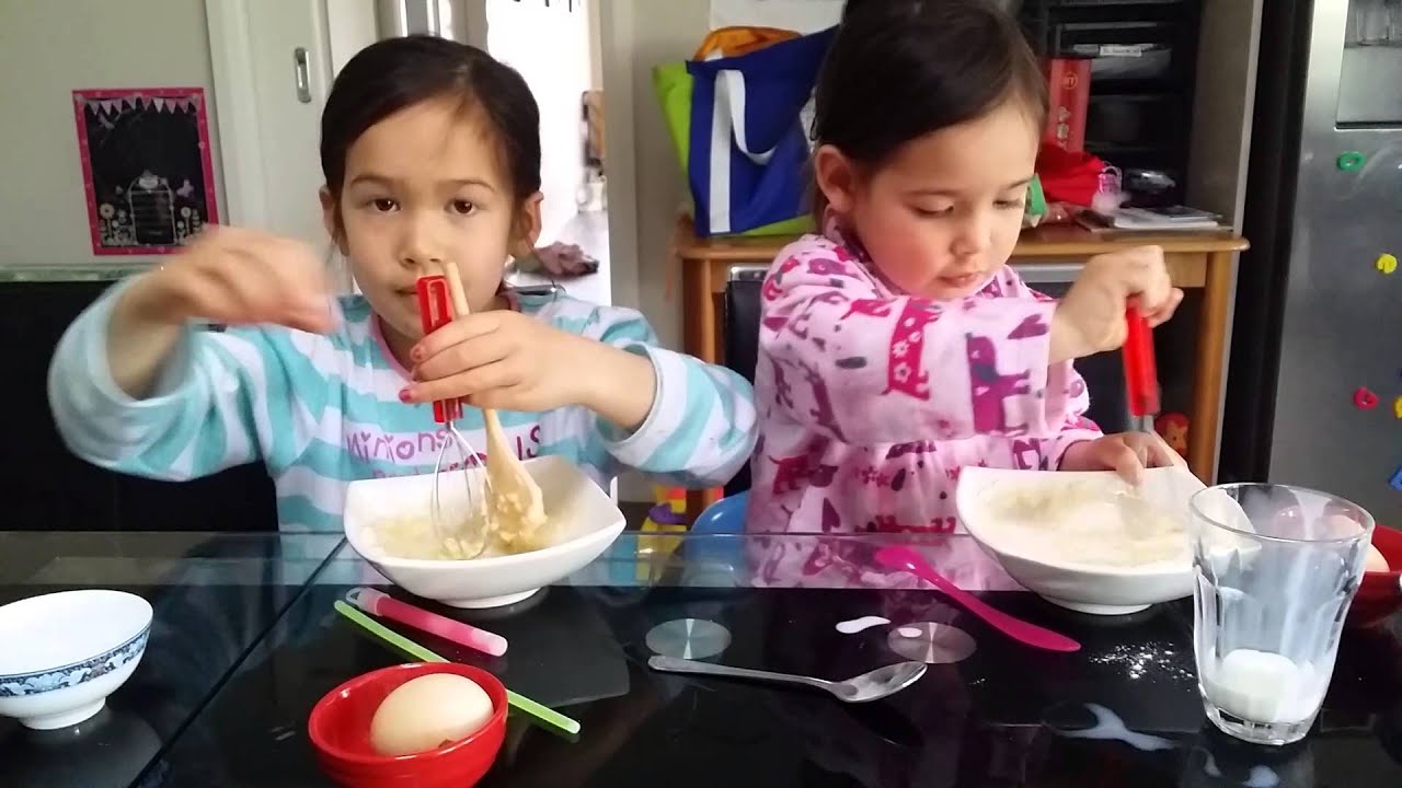 Lily and Annabel make pancakes - Oct15 - YouTube