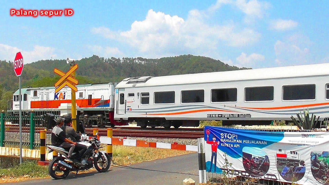 KERETA API MANAHAN | PALANG PINTU KERETA API | RAILROAD CROSSING ...
