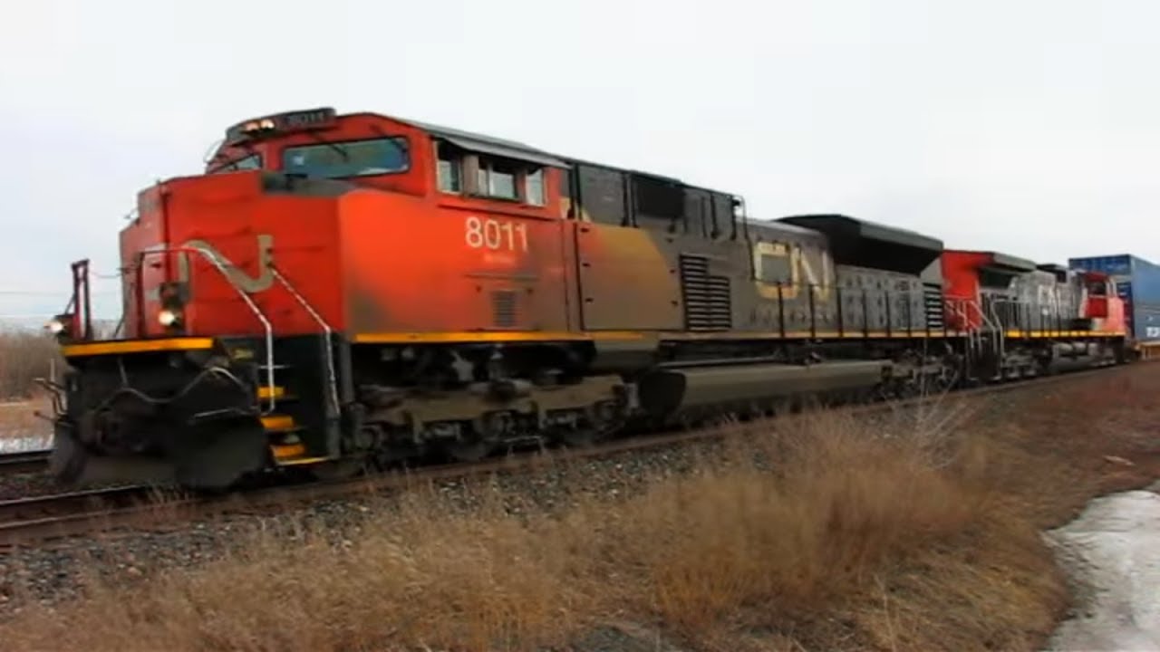 CN Intermodal Train Leaving Winnipeg - YouTube