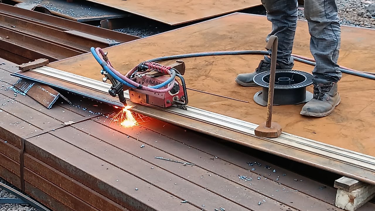 Amazing little machine cutting straight line through thick metal plates ...