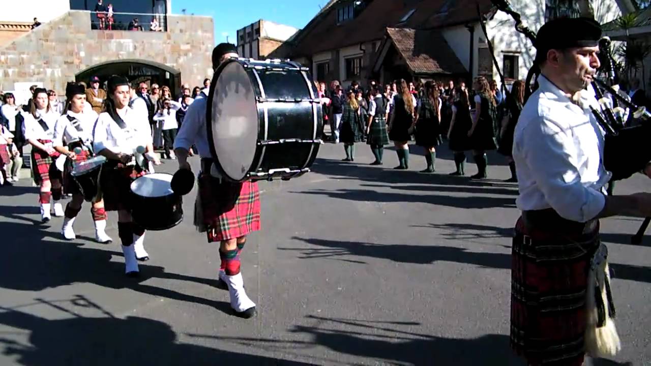 4/4 - Retirada de gaiteros, músicos y bailarines escoceses (St. George ...