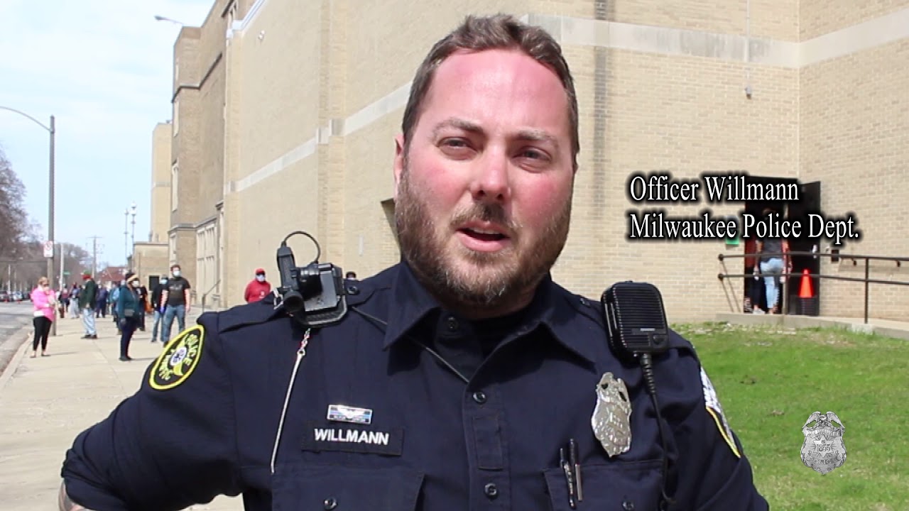 Milwaukee Police Officers assist voters during COVID-19 outbreak - YouTube