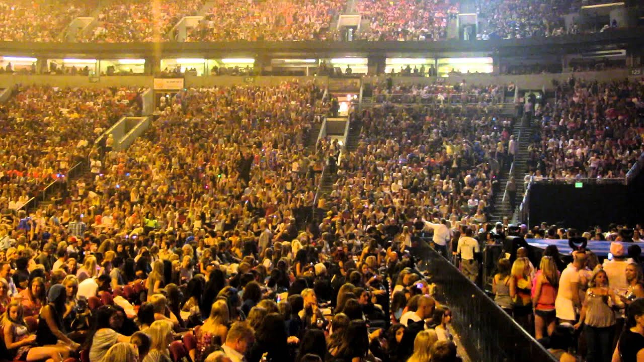 Seattle Invented the Wave - Katy Perry Concert 2011 - YouTube