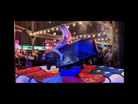 Toro mecánico Benidorm españa #toro #montartoro #benidorm #benidormtoday 