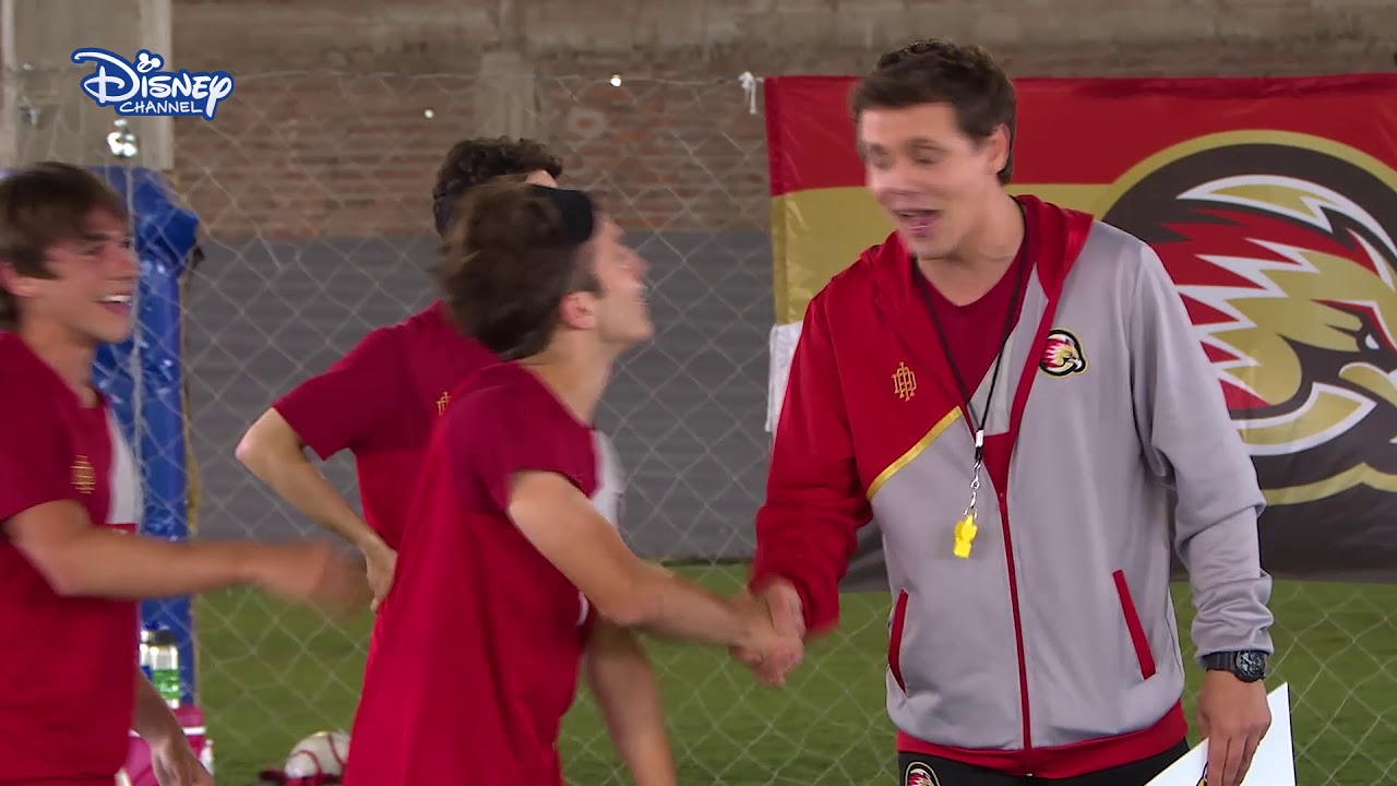 Disney Channel l İlk 11 Challenge – Devasa Top Mücadelesi - YouTube