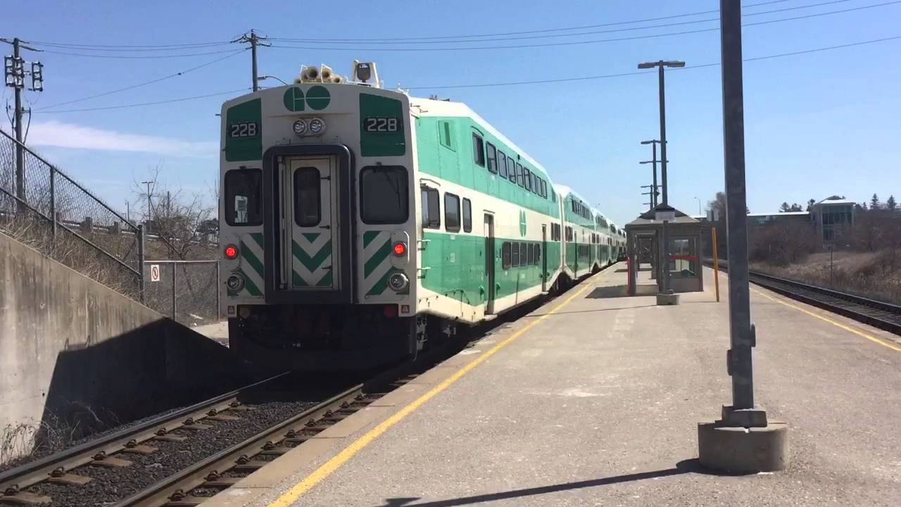 GO Train 29 | Arrival at Whitby station - YouTube