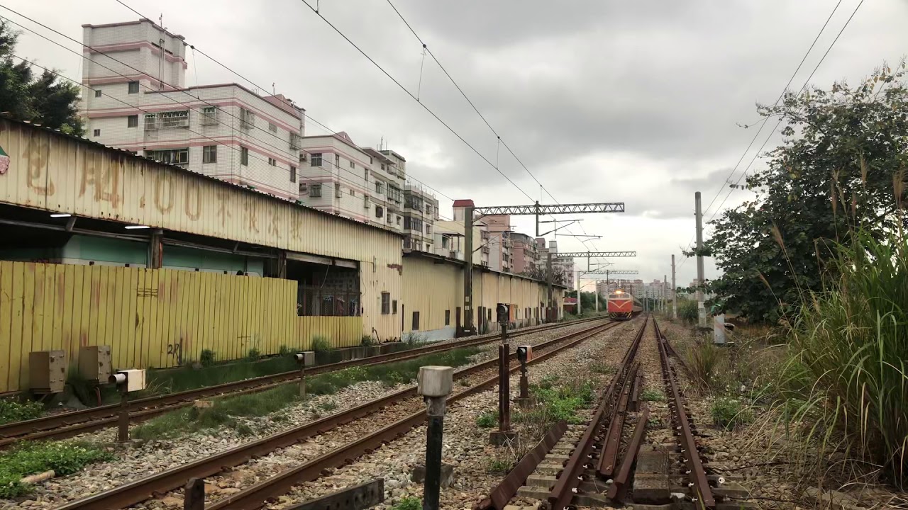 521次莒光號列車 桃園內壢間(國際路平交道）通過 本務E205 - YouTube