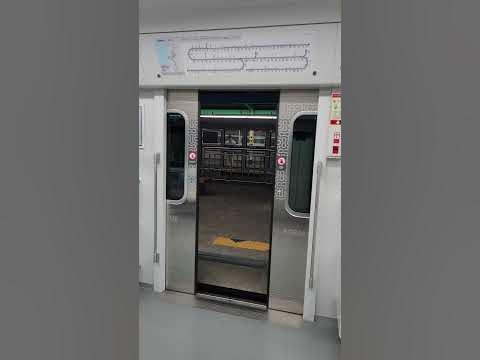 metro train doors closing #주둥이 #shorts - YouTube