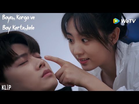 Bayan Karga ve Bay Kertenkele11| Xiao Ning, uyuyan Gu Chuan'ın üstünü örtüp kirpiklerine dokunuyor.