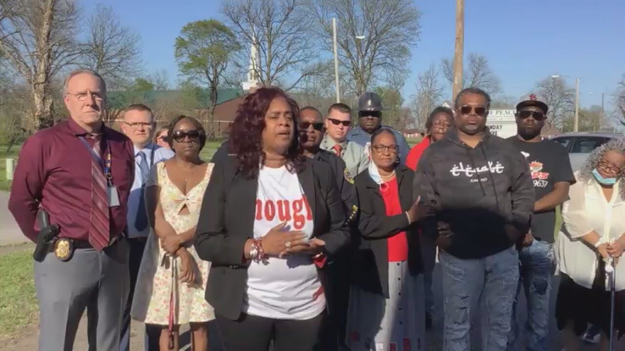 Blytheville city leaders demand answers in recent shootings - YouTube