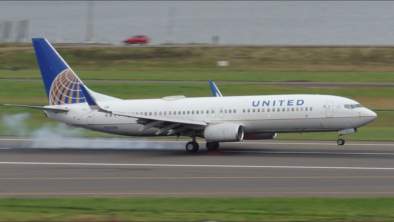 United Airlines Boeing 737-800 [N33286] landing in PDX - YouTube