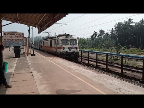 🚄 Grand Arrival of Trivandrum Rajdhani Express at Mangaluru Junction ...