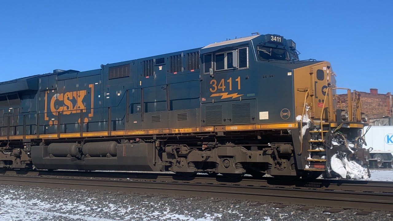CSX I010-18 with 3411 Leading - YouTube