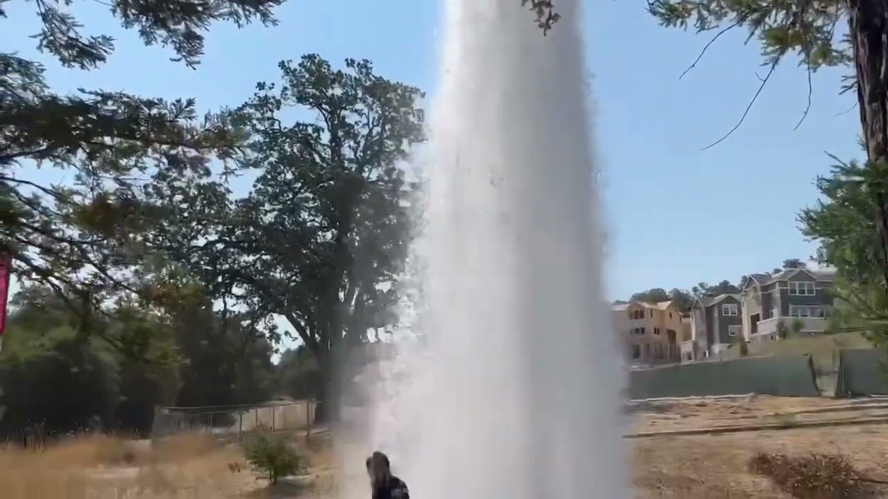 Water spews from broken fire hydrant in Santa Rosa - YouTube