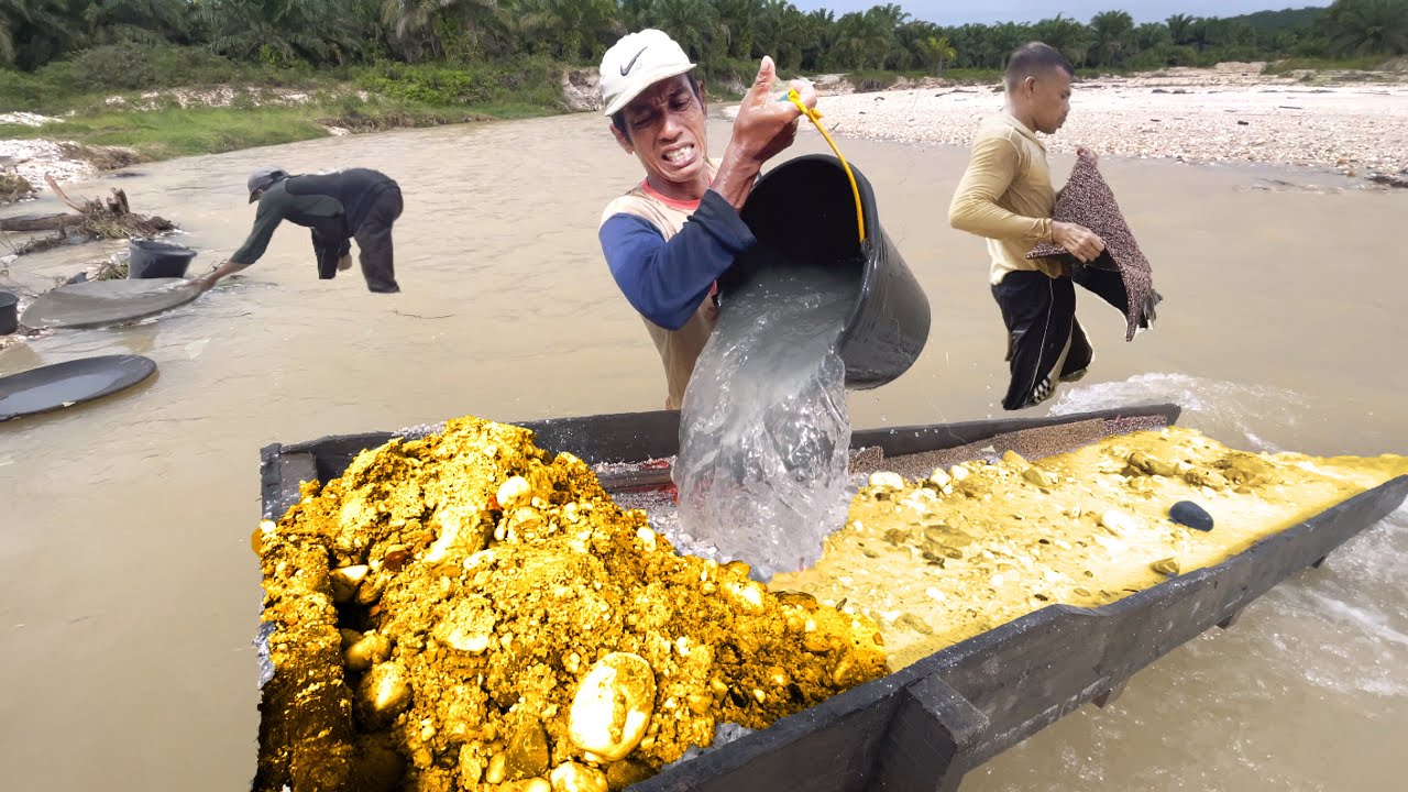 HARD TO BELIEVE THIS IS REAL.! THE BEST WORKERS,FOUND GOLD IN RIVER ...