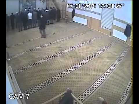 Namaz Kılan Adamın Altından Tabure Çeken Çocuk