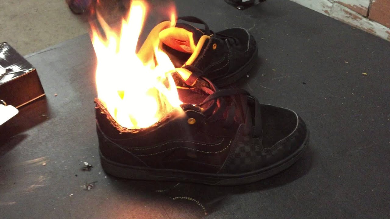 Chaussure en feu burning shoes - YouTube