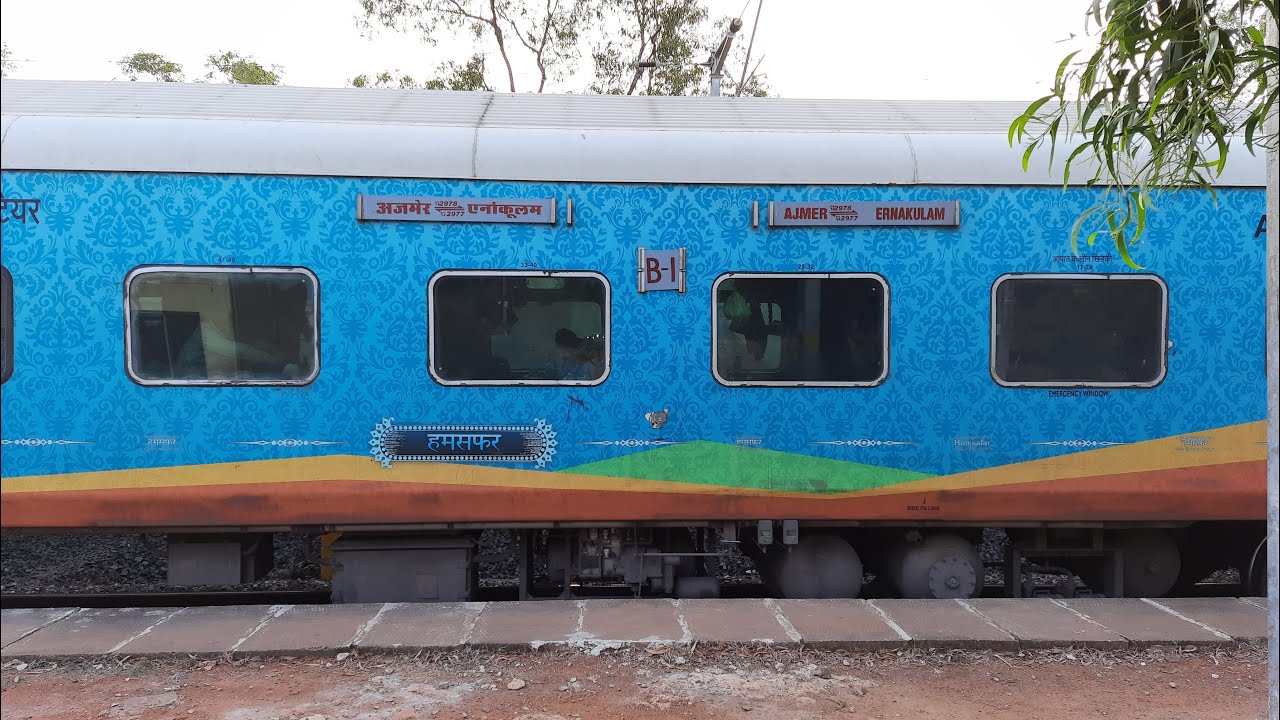 12978 Ajmer Ernakulam Marusagar Express hauled by BGKT WDP4B 40040 at ...