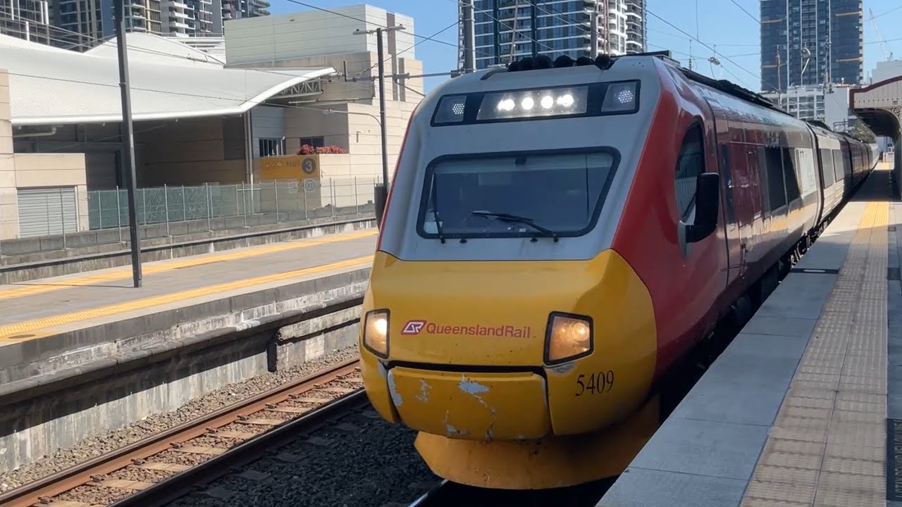 Spirit Of Queensland 5409 Passing South Brisbane Train Station Platform ...