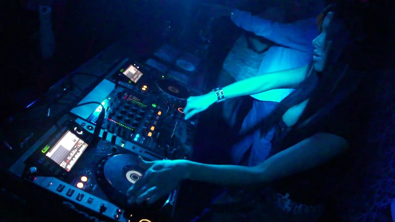 Dj Flower (Virag Voksan) @ Club Luna, Nitra (SK) 03/18/2011 part2 - YouTube