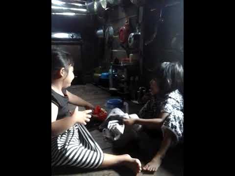 Dua bocah lagi makan di dapur assik ngevloG