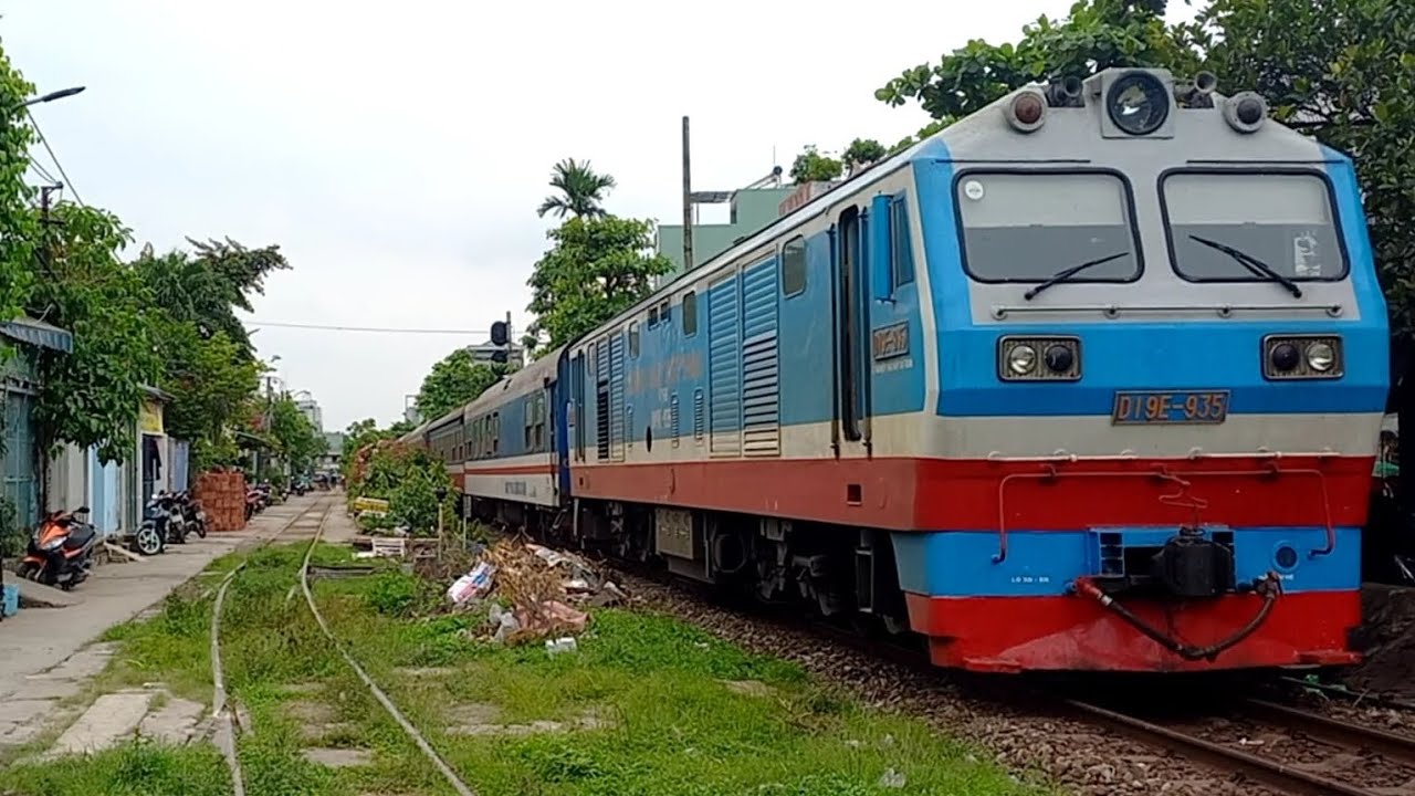 D19E-935 kéo tàu SE4 vào ga Đà Nẵng ( 12h44 - 4/4/2025 ) - YouTube
