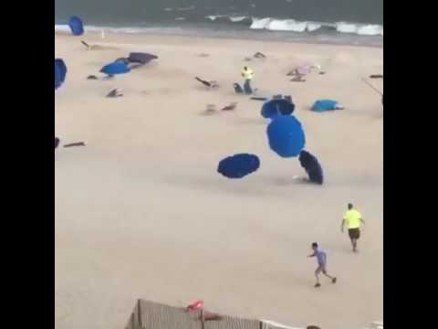 Poder del Viento, Sombrillas Volando - Videos Impactantes - YouTube