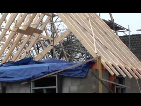 Dakspanten nieuw dak bouwval - YouTube